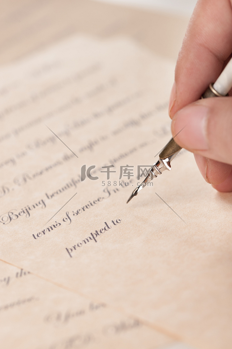 男人的手拿着鹅毛笔在写字高清摄影大图 千库网
