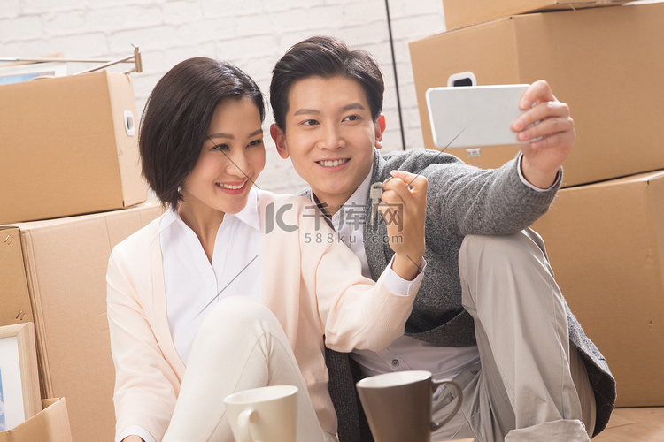 年轻夫妇用手机拍照高清摄影大图 千库网