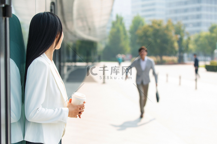 上班路上的青年商务人士高清摄影大图 千库网