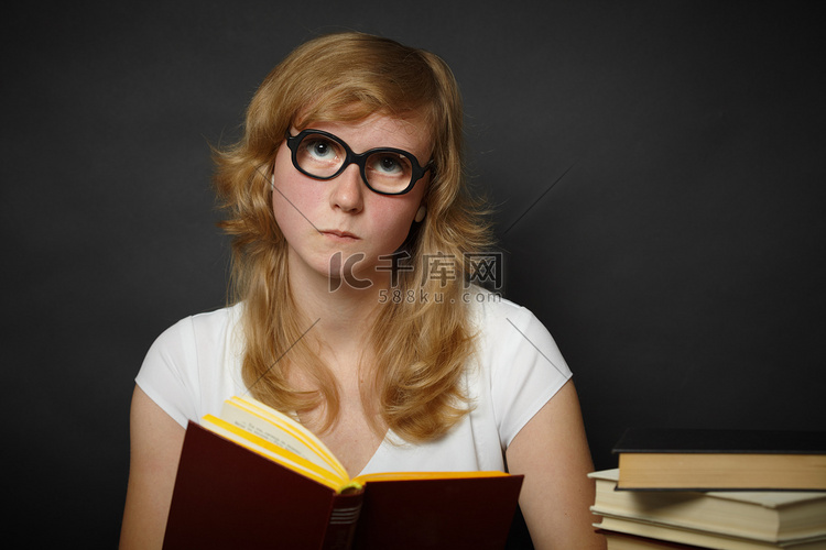 博览群书的女人透过眼镜看高清摄影大图 千库网