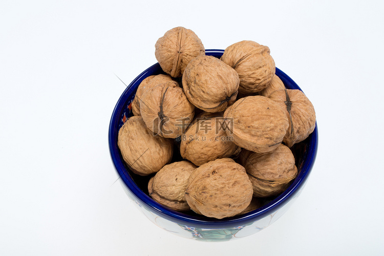 孤立在白色背景上的核桃堆高清摄影大图 千库网