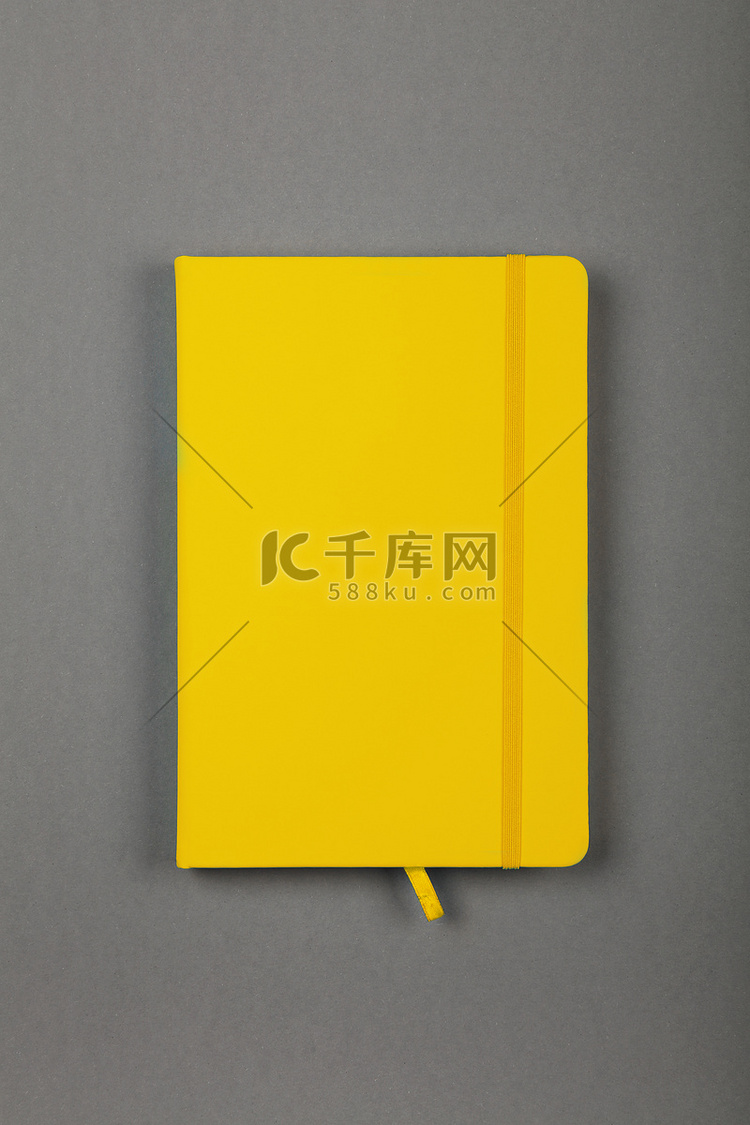 在灰色的黄色皮革封面笔记本高清摄影大图 千库网