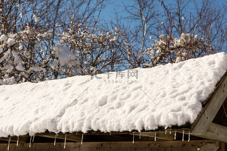 屋顶的碎片与融化的雪和冰柱高清摄影大图 千库网