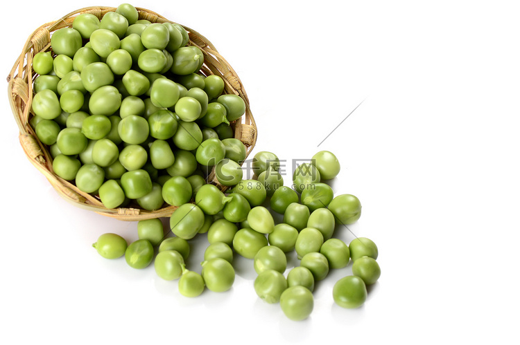 白色背景篮子里的新鲜青豆高清摄影大图 千库网