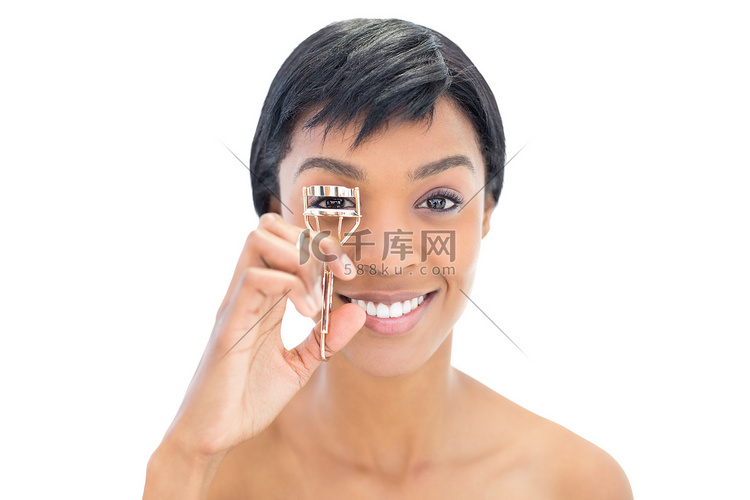使用睫毛夹的快乐黑发女人高清摄影大图 千库网