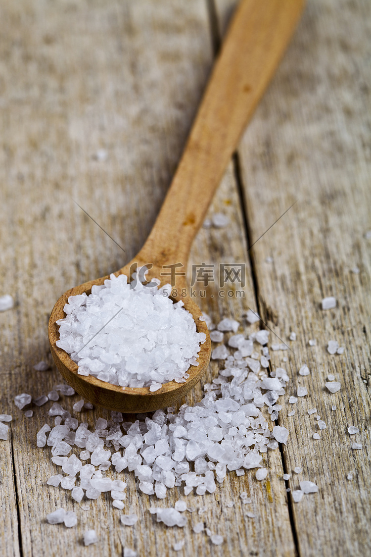有海盐特写镜头的木匙子在木仿古桌上高清摄影大图 千库网