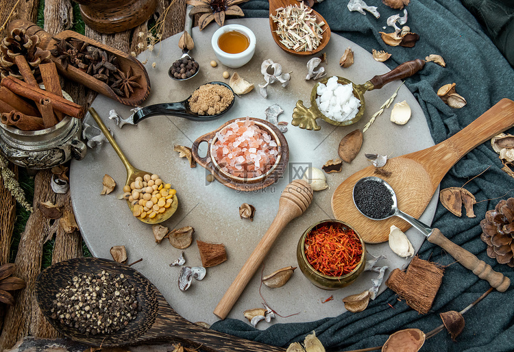 各种香料和草药在乡村风格与黑色背景上的蜂蜜高清摄影大图 千库网