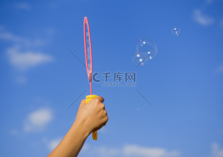 蓝天背景下的彩色肥皂泡高清摄影大图 千库网