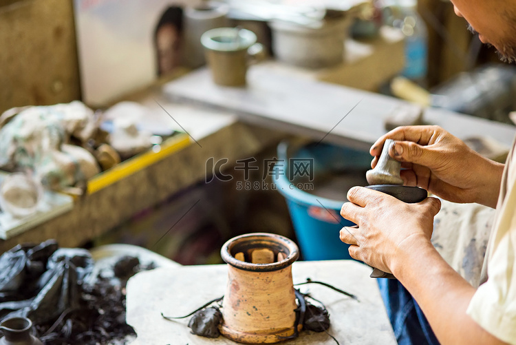 在陶轮上工作的手高清摄影大图 千库网
