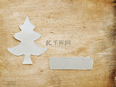 旧木背景上用撕破的纸做成的圣诞树高清摄影大图 千库网