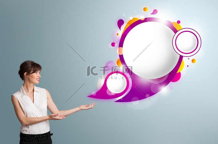 有魅力的女人呈现抽象的演讲泡沫复制空间高清摄影大图 千库网