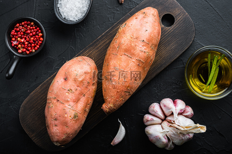 黑色背景中带有香草和香料的生全甘薯平铺高清摄影大图 千库网