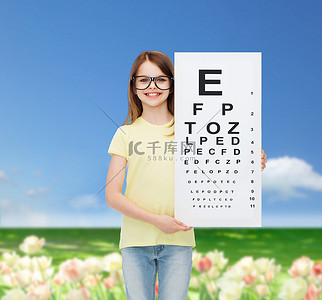 戴眼镜的小女孩有视力检查表高清摄影大图 千库网