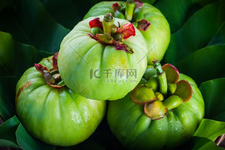 木制背景上有新鲜藤黄果的静物泰国草药高清摄影大图 千库网