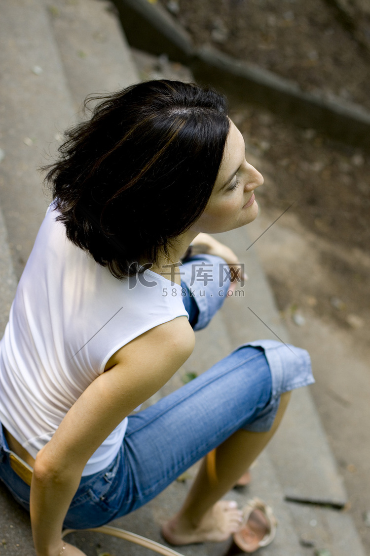 坐在楼梯上的女人高清摄影大图 千库网
