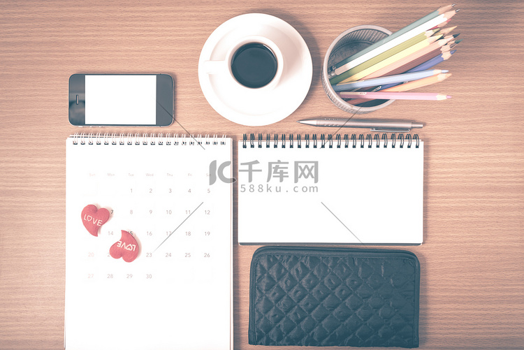 办公桌咖啡和电话钱包日历心形彩笔高清摄影大图 千库网