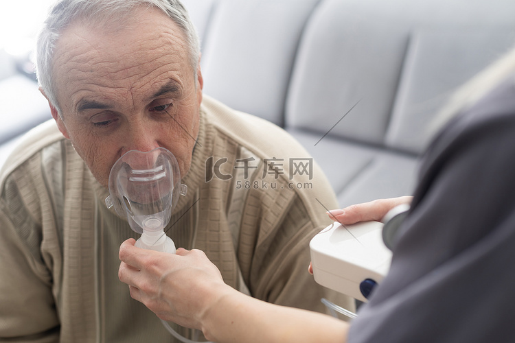 老年老人护理佩戴氧气吸入器帮助呼吸呼吸高清摄影大图 千库网