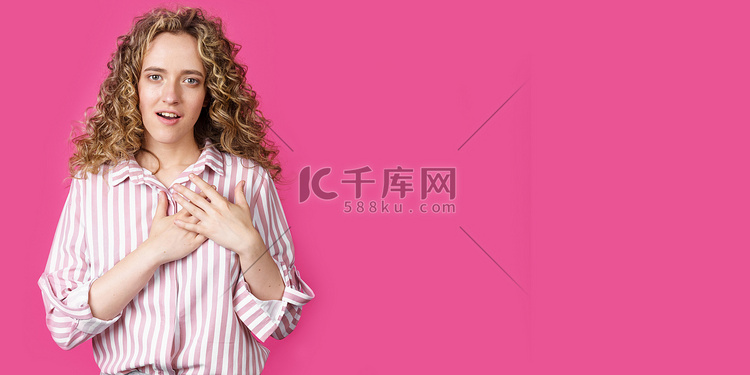 女人双手放在胸前身穿条纹衬衫表示感谢脸上露出友好的表情高清摄影大图 千库网