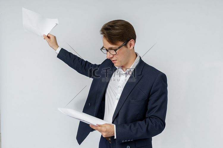 文件散落的商人高清摄影大图 千库网