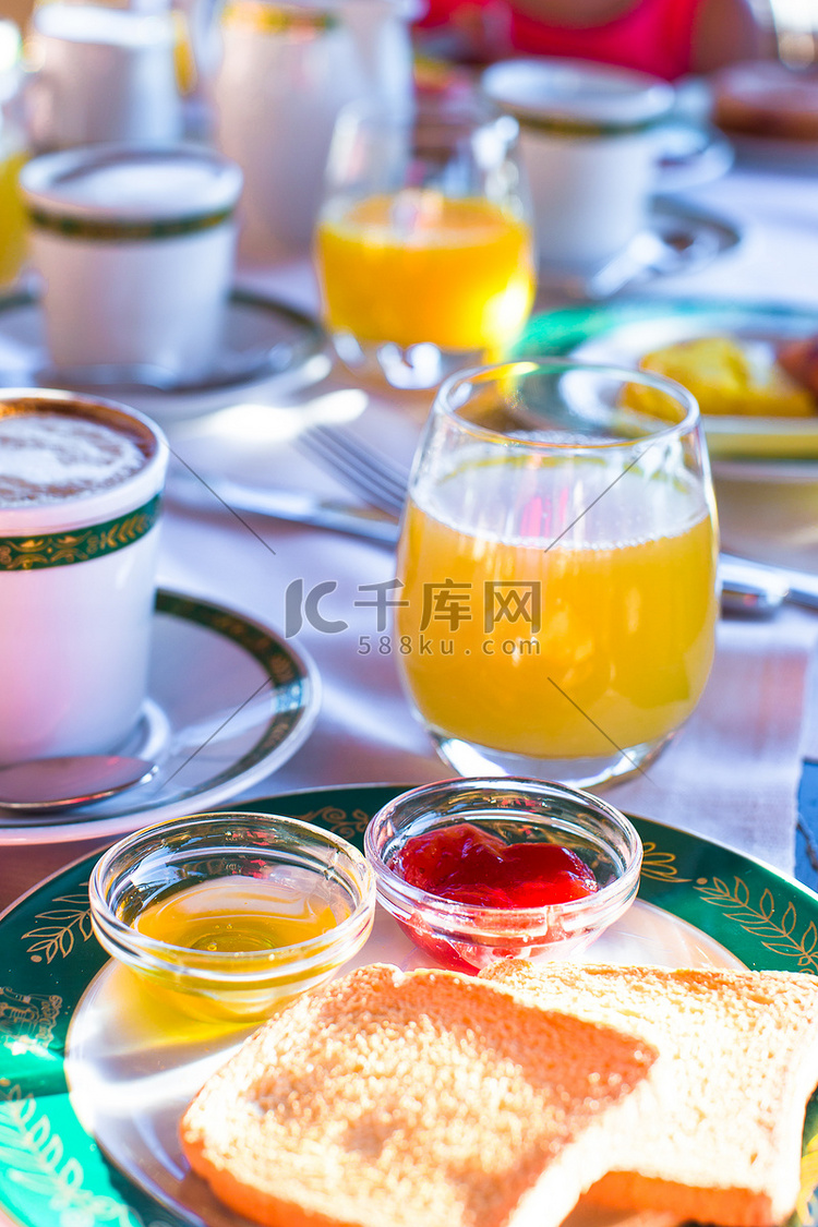 户外餐厅的桌上放着烤面包果酱和果汁的健康早餐高清摄影大图 千库网