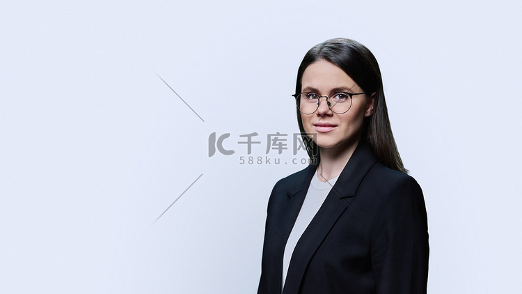 微笑着看着白色背景中的相机的年轻女商人高清摄影大图 千库网