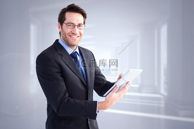 商人在使用平板电脑时看着相机的合成图像高清摄影大图 千库网