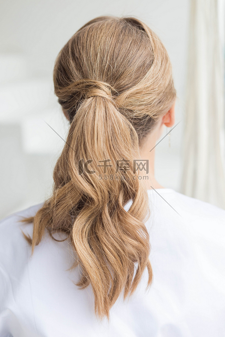 一位年轻女子留着长长的金色波浪形头发扎成马尾辫高清摄影大图 千库网