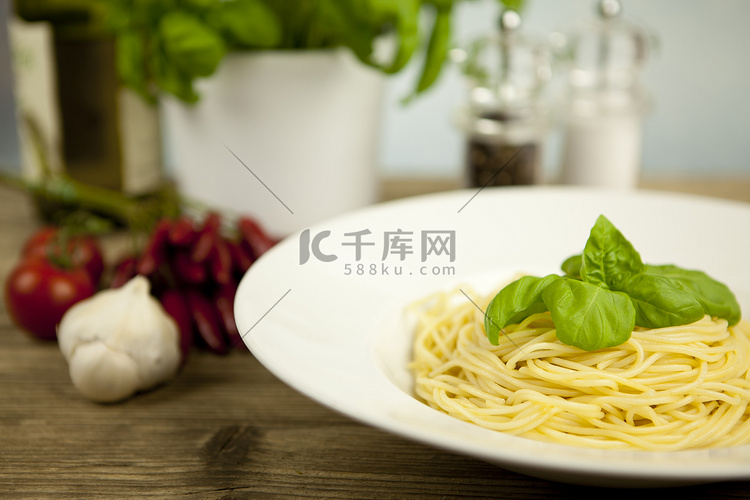 桌上放着大蒜和罗勒的美味新鲜意大利面高清摄影大图 千库网