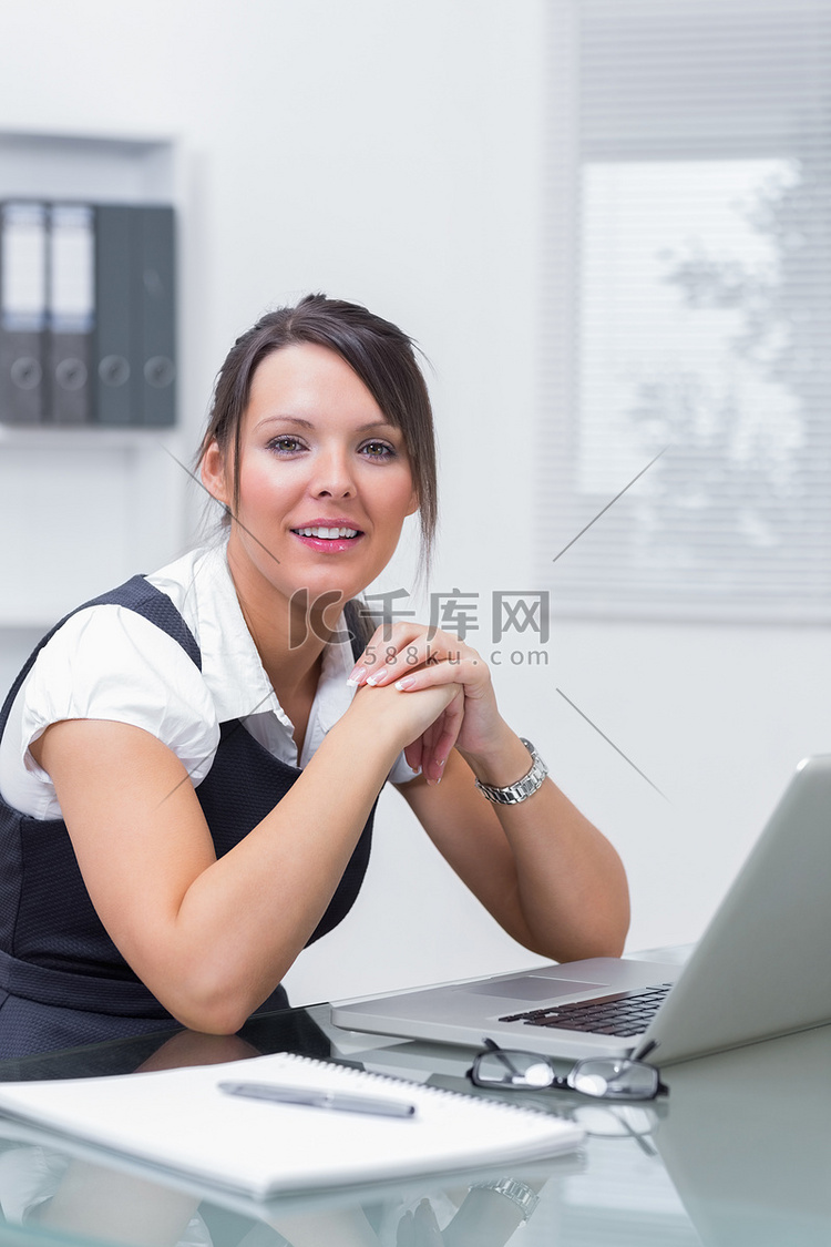 微笑的女主管坐在办公桌前带着笔记本电脑高清摄影大图 千库网