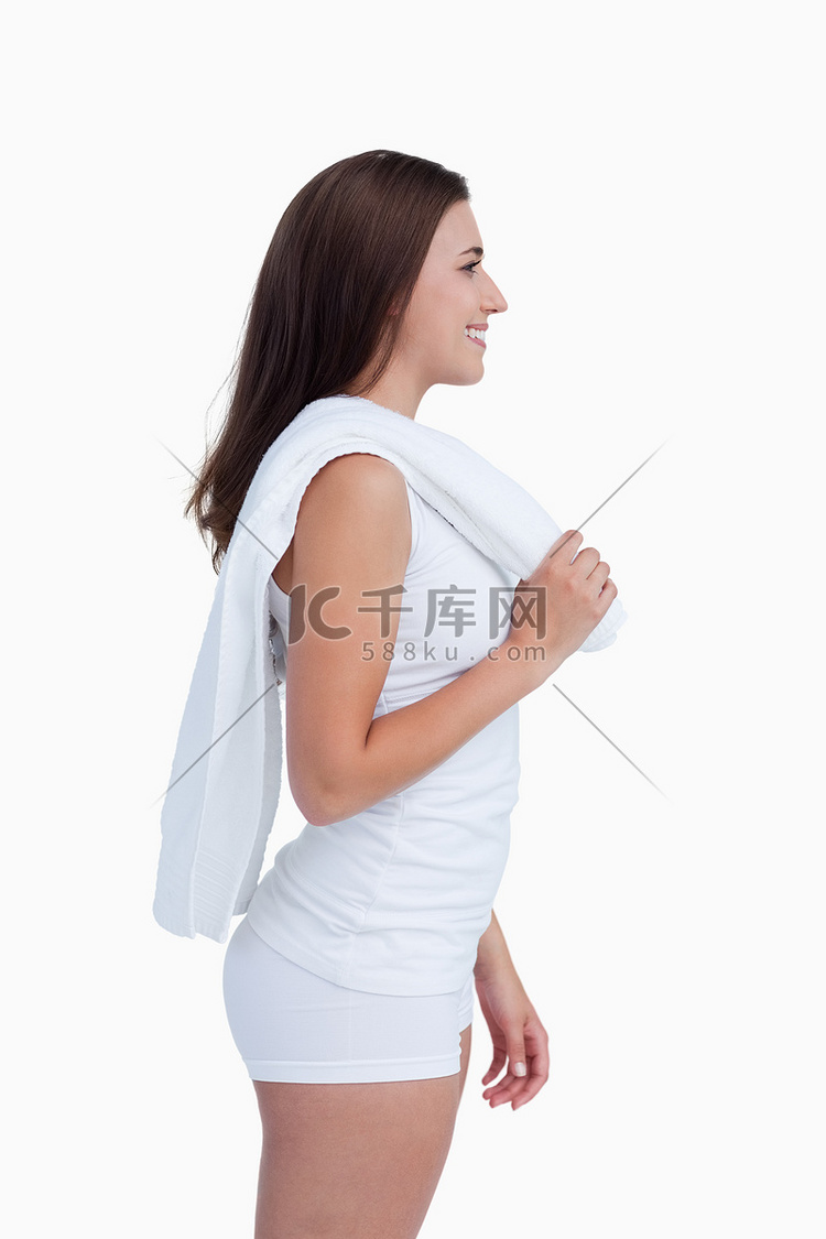 微笑的女人拿着毛巾看着别处高清摄影大图 千库网