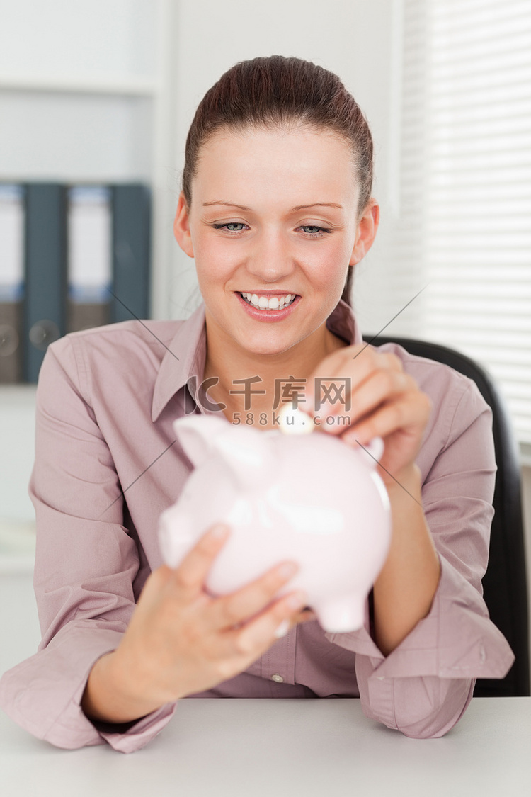 把钱放在存钱罐里的女商人高清摄影大图 千库网
