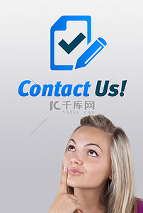 看着支持联系类型的图标和标志的年轻女孩高清摄影大图 千库网