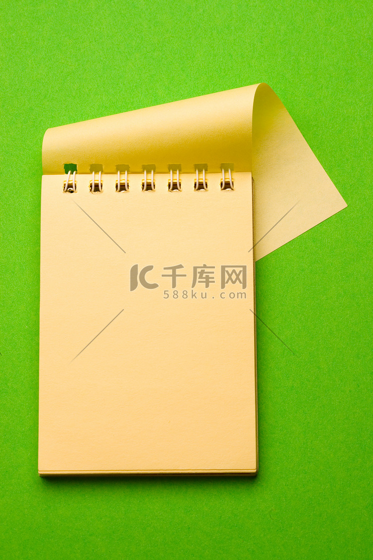 孤立在绿色背景上的记事本高清摄影大图 千库网