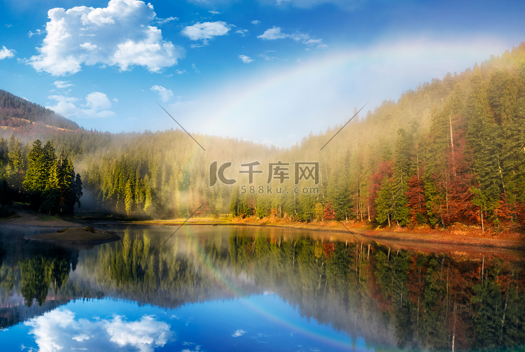 在有雾的云杉林湖上的彩虹高清摄影大图 千库网
