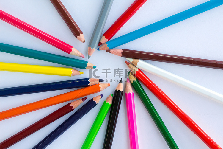 白色背景上的彩色铅笔圈复制空间高清摄影大图 千库网