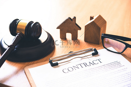 房屋和木槌模型房屋拍卖房地产法概念高清摄影大图 千库网