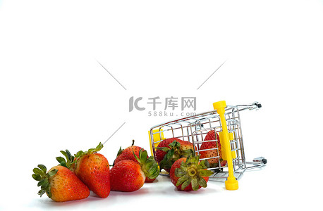 特写草莓从白色 B 上孤立的购物车中掉出高清摄影大图 千库网