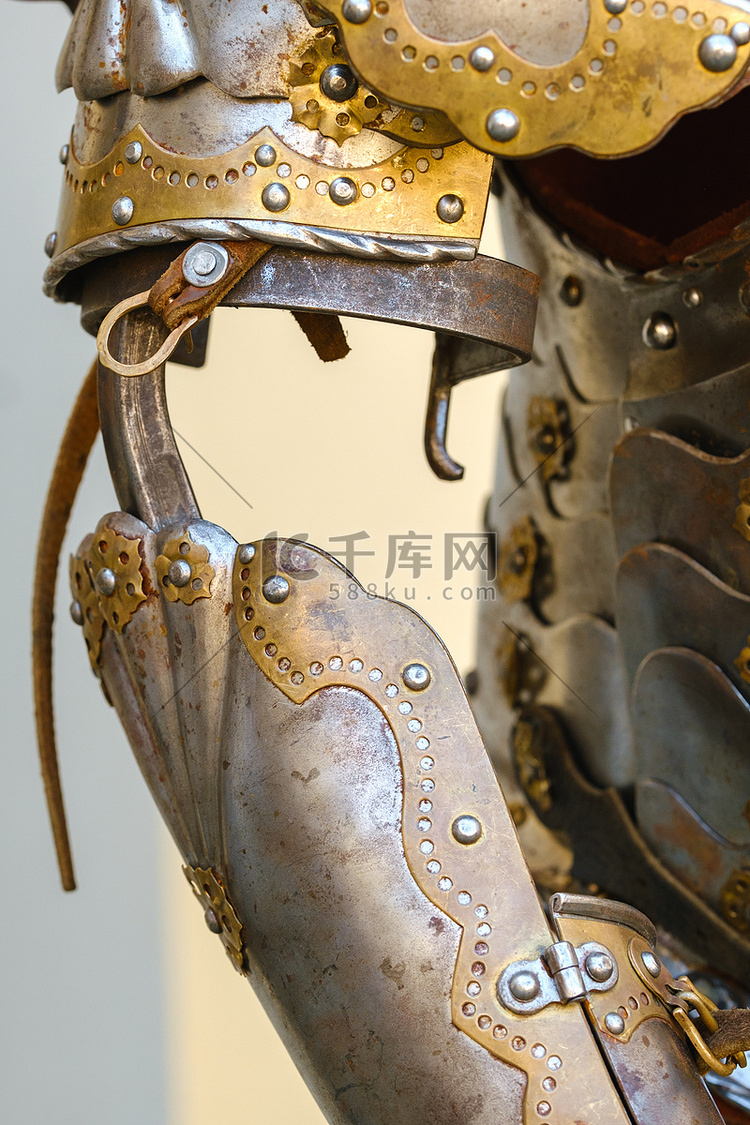 古代骑士盔甲的零件中世纪的概念金属质感高清摄影大图 千库网