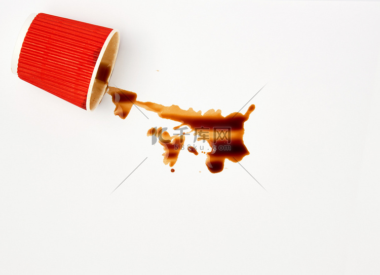 白色背景上的红纸杯中洒出黑咖啡高清摄影大图 千库网