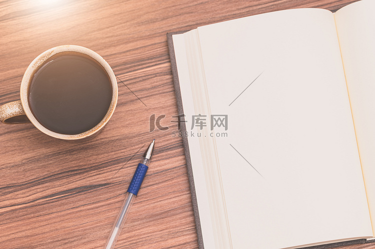 爱读书和写字的概念 桌上放着咖啡杯高清摄影大图 千库网