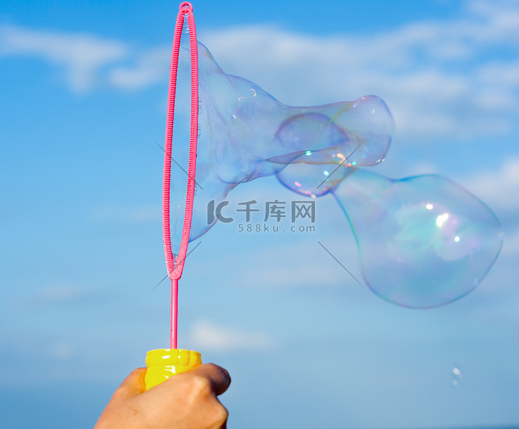 蓝天背景下的彩色肥皂泡高清摄影大图 千库网