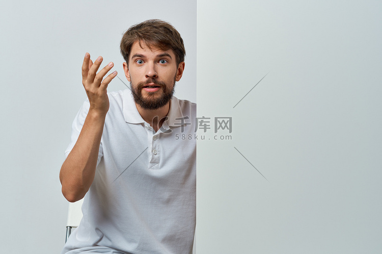 穿白衬衫的男人情绪白色模型演示文稿广告高清摄影大图 千库网