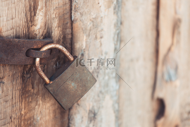 木门上生锈的旧金属挂锁为安全而锁上高清摄影大图 千库网