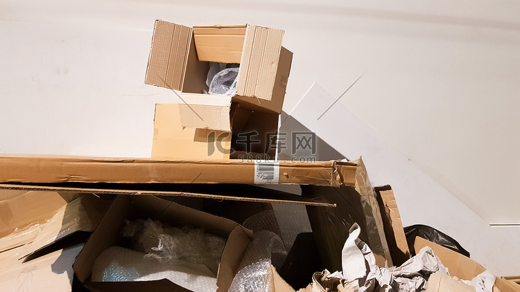 棕色纸板箱被堆放以供回收高清摄影大图 千库网