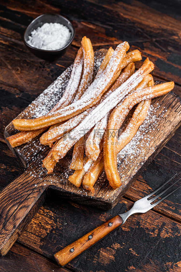 西班牙甜点 churros木托盘上放有糖粉高清摄影大图 千库网