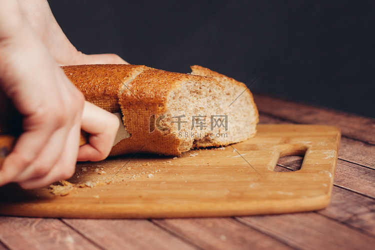 在木砧板上切面包新鲜度高清摄影大图 千库网