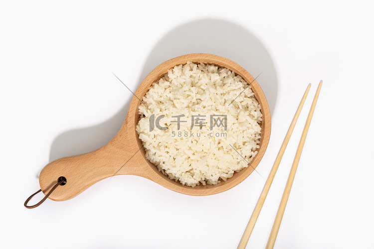 在白色背景上用木勺和筷子煮熟的米饭高清摄影大图 千库网