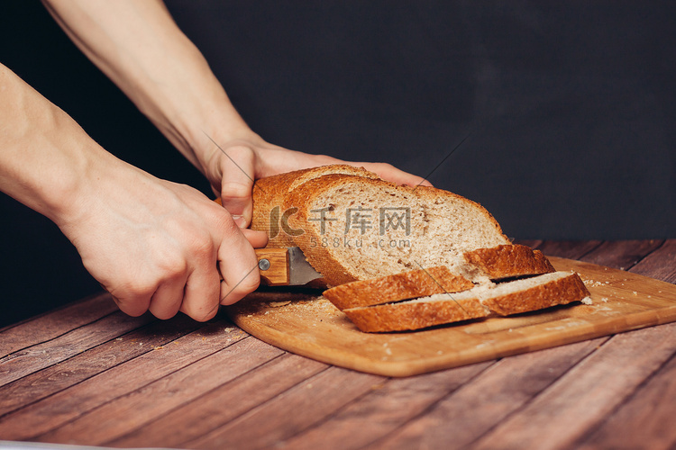 在切菜板上切面包木桌厨房食品面粉产品高清摄影大图 千库网