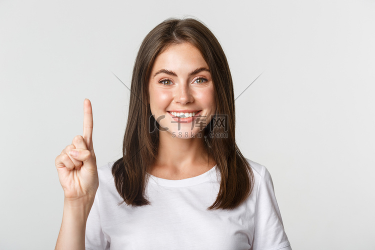 开朗迷人的年轻女子微笑着露出一根手指白色背景的特写高清摄影大图 千库网