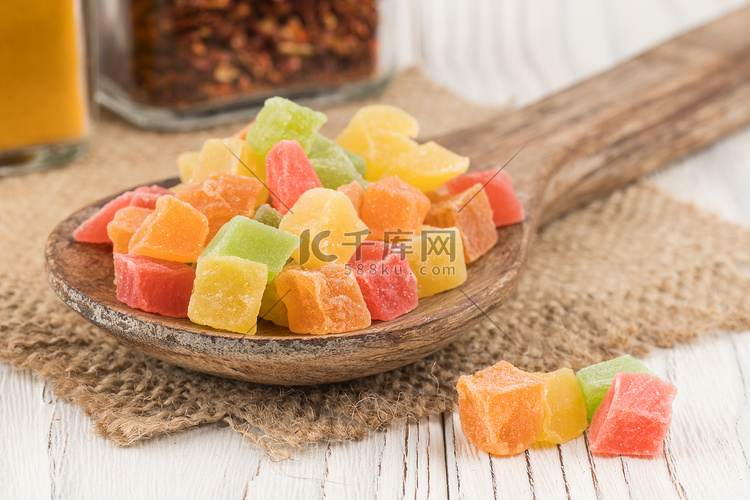旧木桌上的木勺里的蜜饯高清摄影大图 千库网